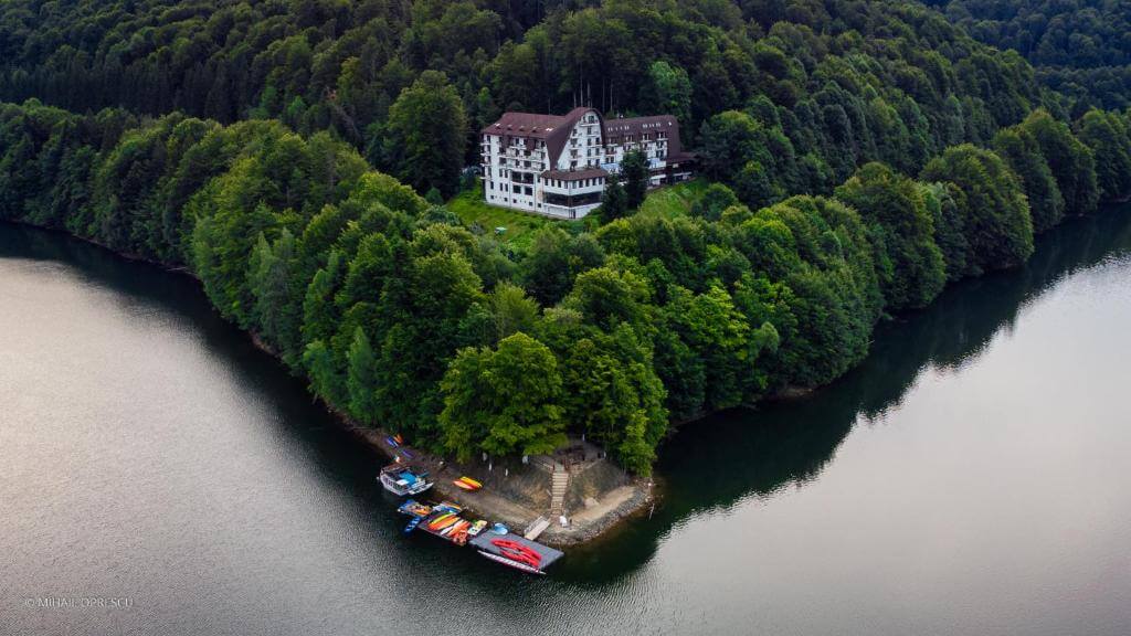 Hotel Valea cu Pesti,o locatie cu o priveliste spectaculoasa asupra ...
