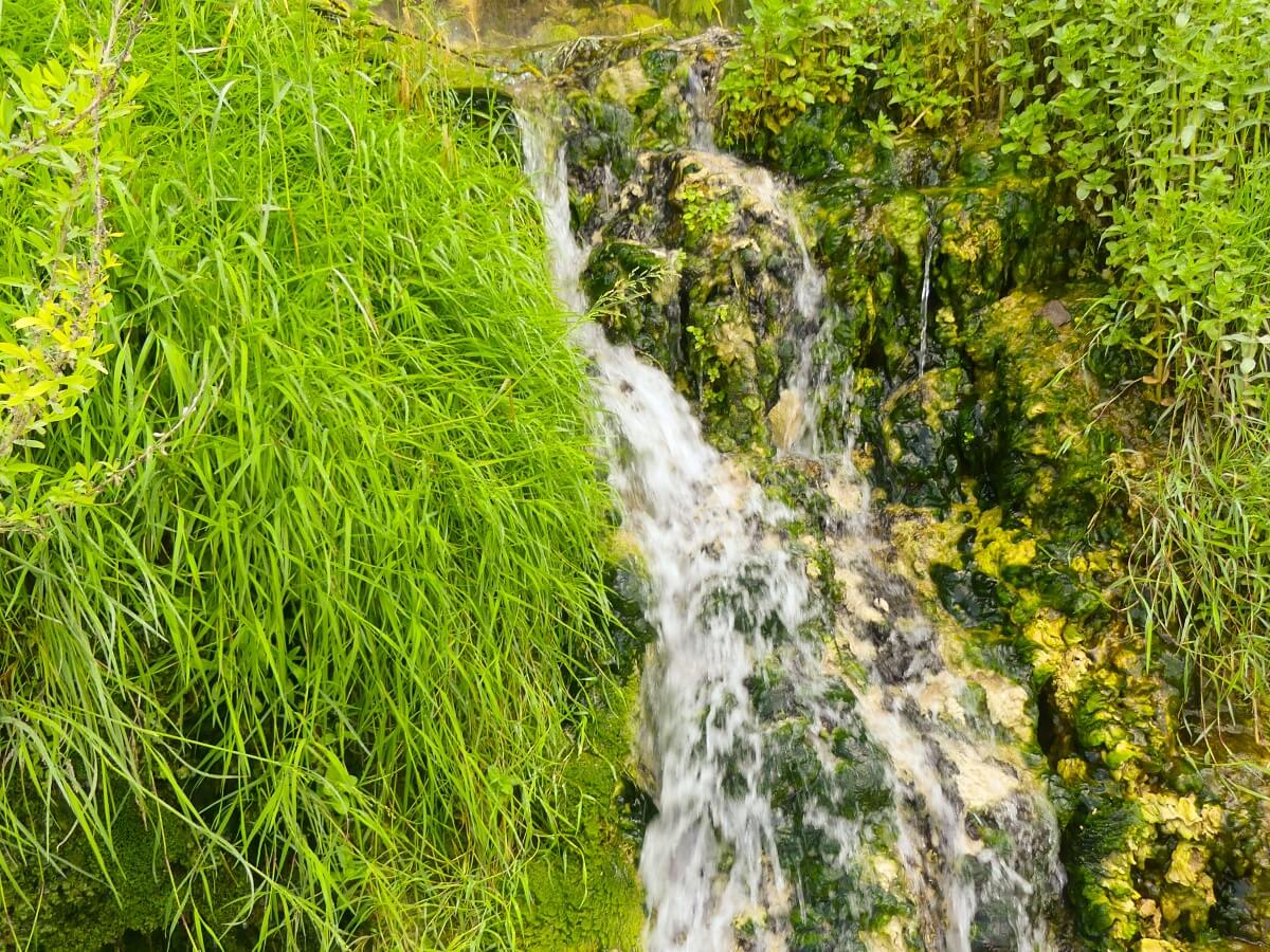 Descopera singura cascada cu apa termala,din Romania - Vacante prin Romania