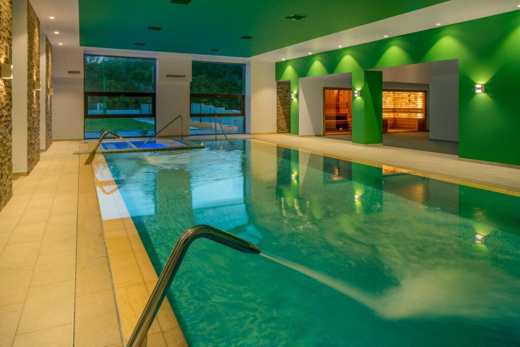 Alege una din cele 16 locatii de cazare cu piscina interioara - Vacante ...